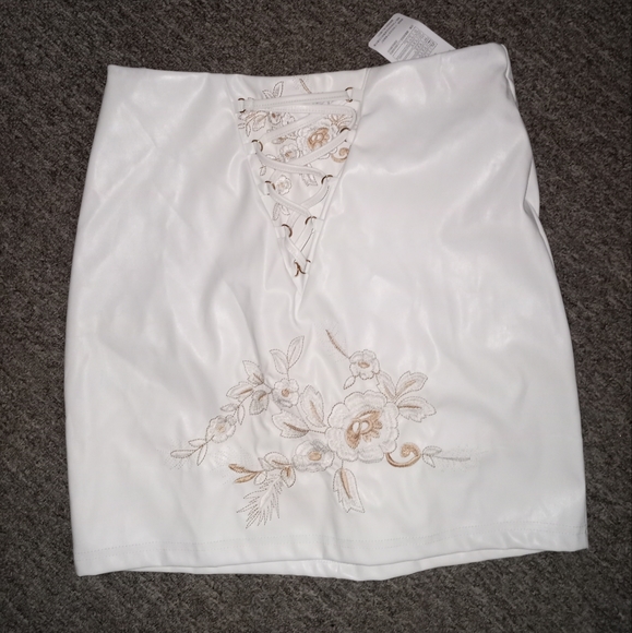 Vintage | Skirts | White Vegan Leather Skirt With Embroidery Flowers ...